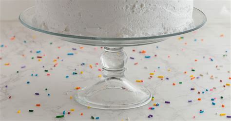 하얀 설탕 프로스팅과 촛불이 켜진 생일 케이크 사진 Unsplash의 촛불 이미지