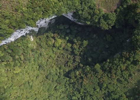 Descubren en China un enorme socavón con un bosque dentro Diario La
