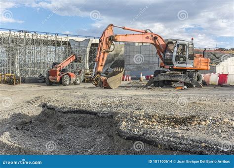 Construção De Máquinas E De Estruturas De Engenharia Civil Foto de Stock Imagem de plataforma