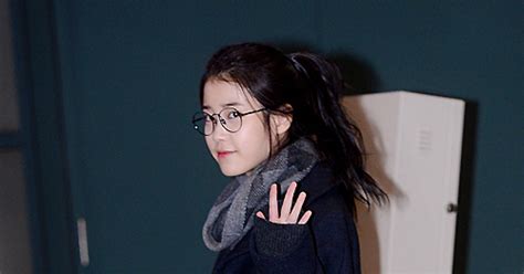포토엔 아이유 코트 아래 가녀린 각선미공항패션