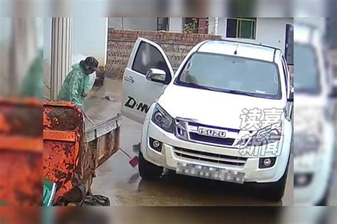 女子和妈妈下车时不约而同地摔倒，“这就是亲母女的默契吗”