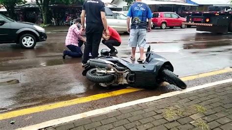 Mulher fica ferida ao sofrer queda de motocicleta na rua Barão do Cerro