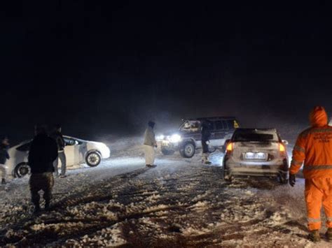 Цасанд суусан таван автомашиныг татан гаргажээ Isee Mn