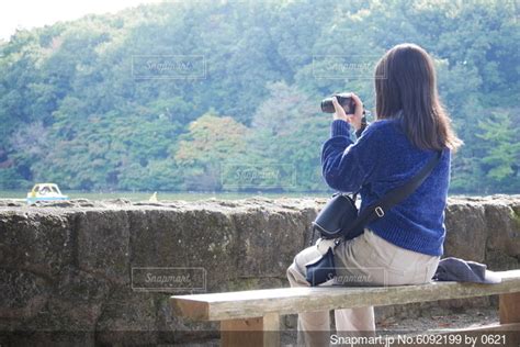カメラを構える女性の写真・画像素材 6092199 Snapmart（スナップマート）