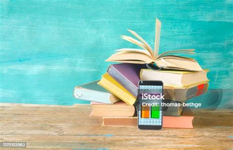 책과 스마트 폰의 스택 온라인 서점 전자 책 도서 박람회 독서 교육 개념 교육에 대한 스톡 사진 및 기타 이미지 교육 구매 서점 Istock