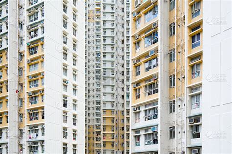 密集住在狭小的公寓里