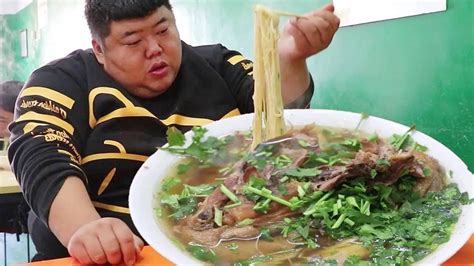 40年老店吃牛肉拉面，猴哥一点没惯它全造完了，辣得直呼过瘾！【胖猴仔】 Youtube