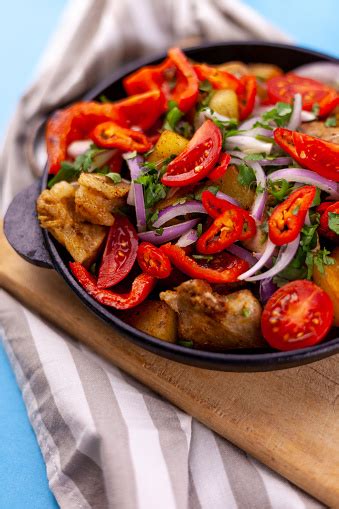 야채와 돼지 고기 오작후리 고기 감자 양파 허브 고추요리 및 프라이팬에 제공됩니다 그루지야 요리의 요리 고기 음식 점심 식탁에서 저녁 식사 감자 요리에 대한 스톡 사진 및