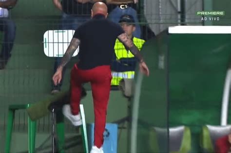 Após chutar grade Sampaoli desconta raiva em microfoneJogada 10