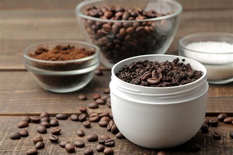 얼굴과 몸을위한 흰색 항아리에 수제 커피 스크럽과 스크럽을 만들기위한 다양한 재료 0명에 대한 스톡 사진 및 기타 이미지 0명 가죽 갈색 Istock