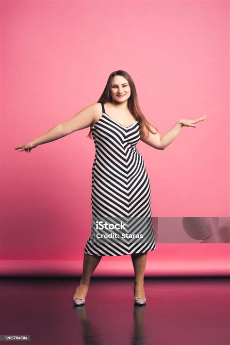 스트라이프 드레스 분홍색 배경에 춤을 추는 여성 해피 플러스 사이즈 모델 플러스 사이즈 모델에 대한 스톡 사진 및 기타 이미지 플러스 사이즈 모델 십대 드레스