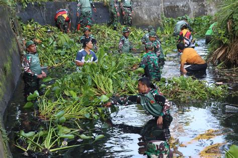 Cegah Banjir Kodim Tobelo Gelar Karya Bakti Pembersihan Sungai Selokan Dan Pasar Halmahera Raya
