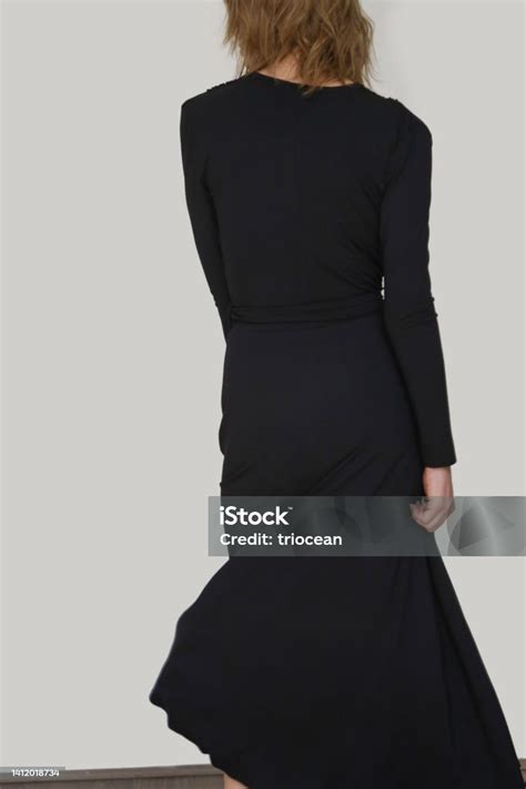 블랙 비스코스 랩 드레스를 입은 젊은 여성 모델의 스튜디오 사진 세리에 35 39세에 대한 스톡 사진 및 기타 이미지 35 39세 가을 검은색 Istock
