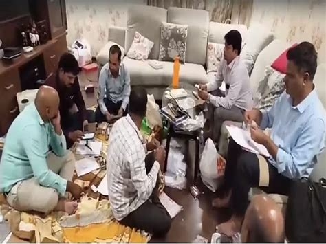 ४० लाख कॅश २ किलो सोने ६० महागडी घड्याळे तेलंगणात सरकारी