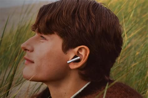 این هندزفری لوکس ۱۵۰۰ دلاری صدای کوبنده و حذف نویز پیشرفته دارد زومیت