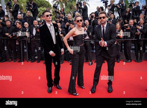 Tom Sturridge Kristen Stewart And Scott Speedman Pose For