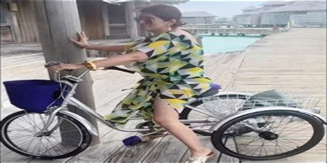 Akshay Kumar Cannot Stop Laughing As Twinkle Khanna Bangs Her Bike Into A Pole In Maldives