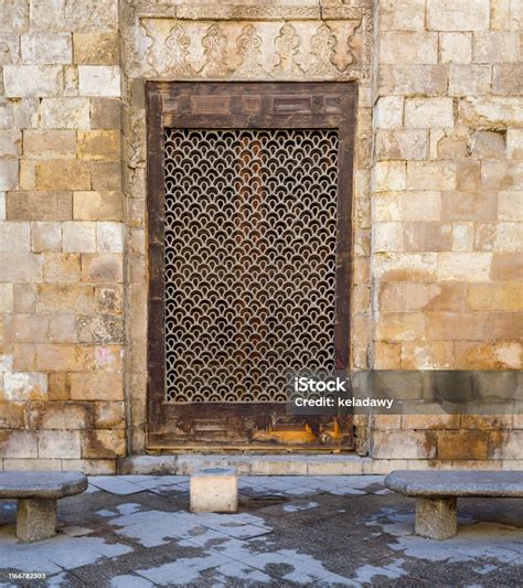 돌 벽돌 벽과 두 개의 대리석 정원 벤치 위에 장식 된 철 격자나무 그런지 창 0명에 대한 스톡 사진 및 기타 이미지 0명 가구 갈색 Istock