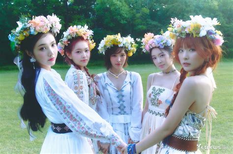 레드벨벳 10주년 Cosmic 오픈새로운 서머퀸 축제 시작 전자신문
