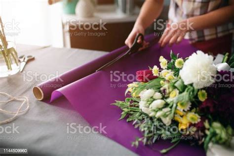 직장에서 여성 꽃집 예쁜 젊은 갈색 머리 여 자가 다른 꽃의 패션 현대 꽃다발을 만들기 워크샵에서 꽃을 작업 하는 여성 개화기에 대한 스톡 사진 및 기타 이미지 Istock