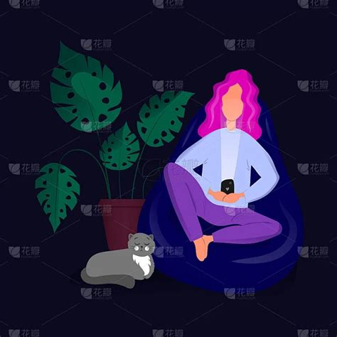 可爱的女孩坐在舒适的扶手椅上，用她的智能手机上网。素材 花瓣网