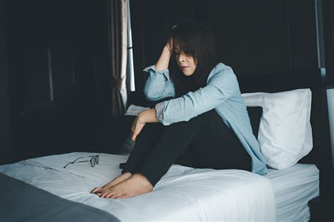 외로운 느낌 여자 우울 하 고 스트레스 앉아 머리에 앉아 어두운 침실에 집 거실 정신 건강 개념 및 부정적인 감정 40 44세에