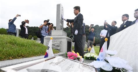 홍범도 장군 묘비 어루만지는 이재명 대표