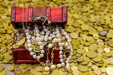 금화 배경에 금화와 보석으로 가득한 빈티지 보물 상자 프리미엄 사진