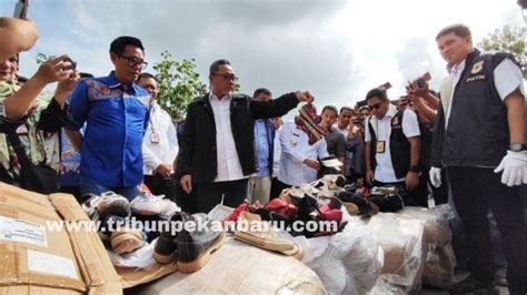 Mendag Pimpin Pemusnahan Pakaian Bekas Impor Asal China Senilai Rp Miliar Di Pekanbaru