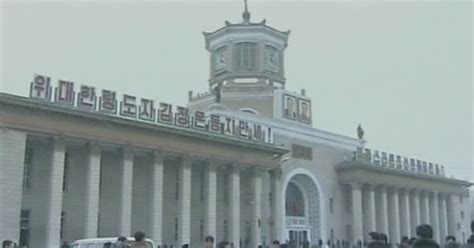 평양역사 위의 김정은 찬양문구