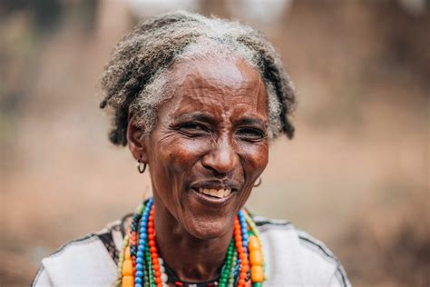 고령자 긍정적 인 감정 노인 따뜻한 미소 문화 다양성 문화 초상화 미소 짓는 민족 보석 민족 전통의 사람 생생한 색상 스타일 야외 초상화 야외에서