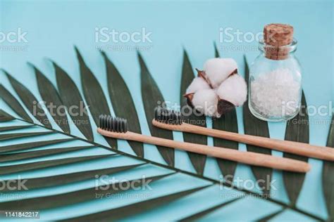 대나무 칫 솔 바다 소금 유리 병 파란색 바탕에 야자수 잎에 목화 꽃 제로 폐기물 개념입니다 칫솔에 대한 스톡 사진 및 기타