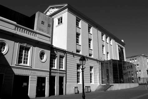 무료 이미지 검정색과 흰색 건축물 도로 화이트 거리 집 건물 정면 검은 단색화 검정 흰색 모양 헤이그 왕실 극장 도시 지역 흑백 사진 주거