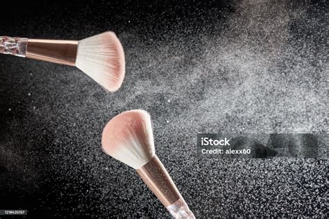 메이크업 브러쉬에 파우더가 가루를 쌓고 검은 색 배경에 파우더를 쌓습니다 복사 공간이 있는 사진 금속에 대한 스톡 사진 및 기타 이미지 Istock