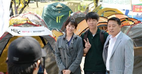 경향포토 기념사진 찍는 최일구 앵커와 문지애 아나운서