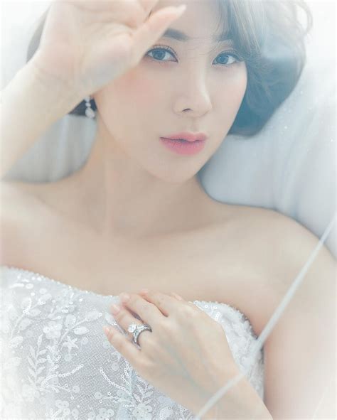 2월 결혼 서인영 예비신랑 껴안은 웨딩 화보으리으리한 다이아 반지 공개
