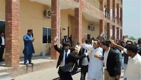 Khawar Maneka Assaulted By Pti Lawyers After Hearing Of Iddat Case