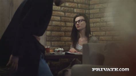 Молоденькая красотка Нелля страстно трахается и жадно сосёт длинный хуй