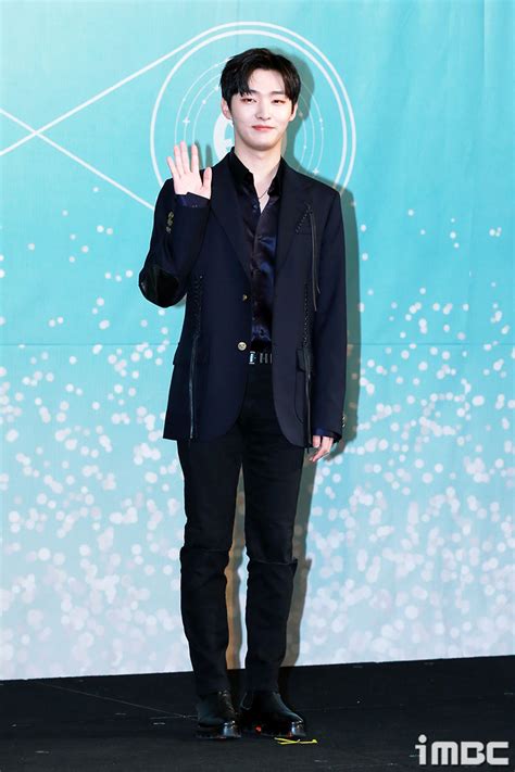 포토 워너원 윤지성 리더의 미소
