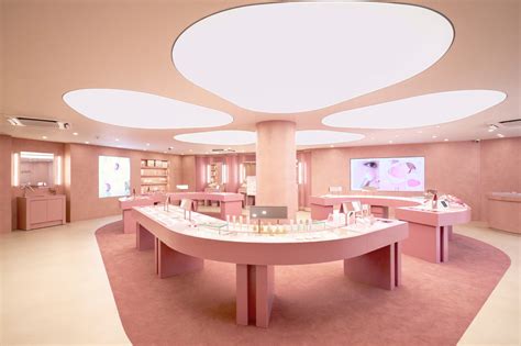 핑크빛으로 거리를 물들인 데이지크 성수 플래그십 스토어