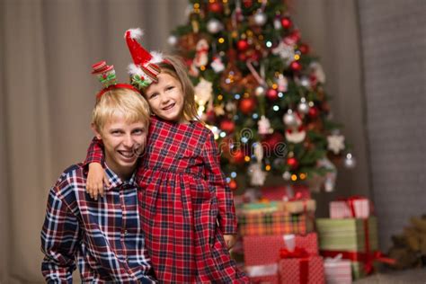 Fratello E Sorella Vicino All Albero Di Natale Immagine Stock Immagine Di Santa Bello