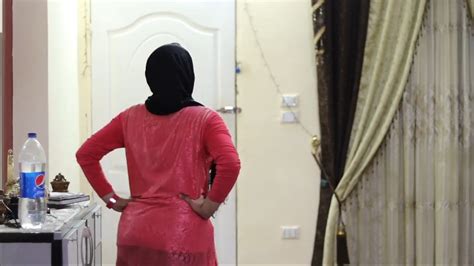 أخ يجبر أختة علي فعل شئ محرم أمام أصحابة شاهد ما حدث أخ يجبر أختة علي فعل شئ محرم أمام أصحابة