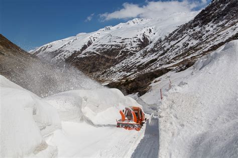 Zwischen Tunneltoren Lawinen Und Klappbrücken Schneeräumung An Der Furka