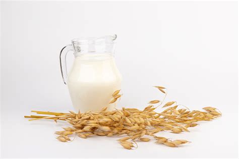 유리 주전자에 담긴 귀리 우유와 밝은 배경에 귀리 스파이크 비건 비 유제품 대체 우유 0명에 대한 스톡 사진 및 기타 이미지 0명 건강한 생활방식 건강한 식생활