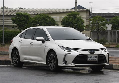 Toyota Corolla Altis 18 Hybrid 2019 Review