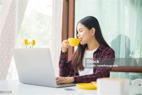 아름다운 여자는 커피 숍에서 노트북 컴퓨터와 함께 작업 기업가에 대한 스톡 사진 및 기타 이미지 기업가 노트북 노트북 사용하기 Istock