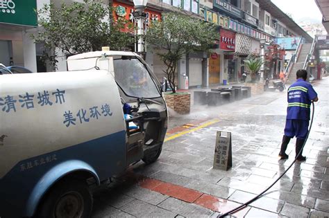 加大道路冲洗力度，助力文明城市创建