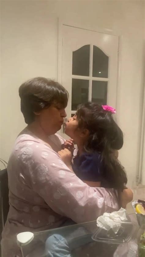 میرے فیس بک فرینڈ اور میرے پیج کی فین اپنے پوتی کے ہونٹ سے اپنے ہونٹ