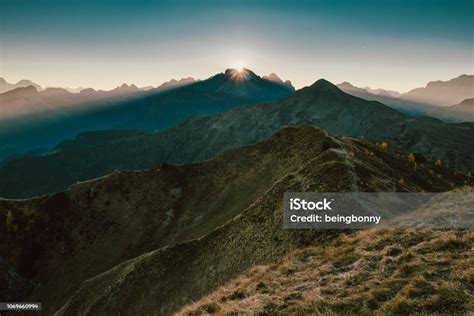 맑고 푸른 하늘과 노란색 메도우 석양에 Dolomites 밸리에서 그랜드 바위 협곡의 침묵 조용 하 고 평화로운 보기 0명에