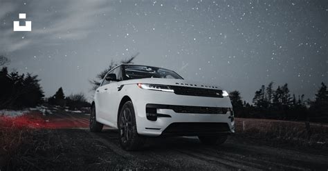 밤에 도로를 달리는 흰색 자동차 사진 Unsplash의 무료 자동차 이미지